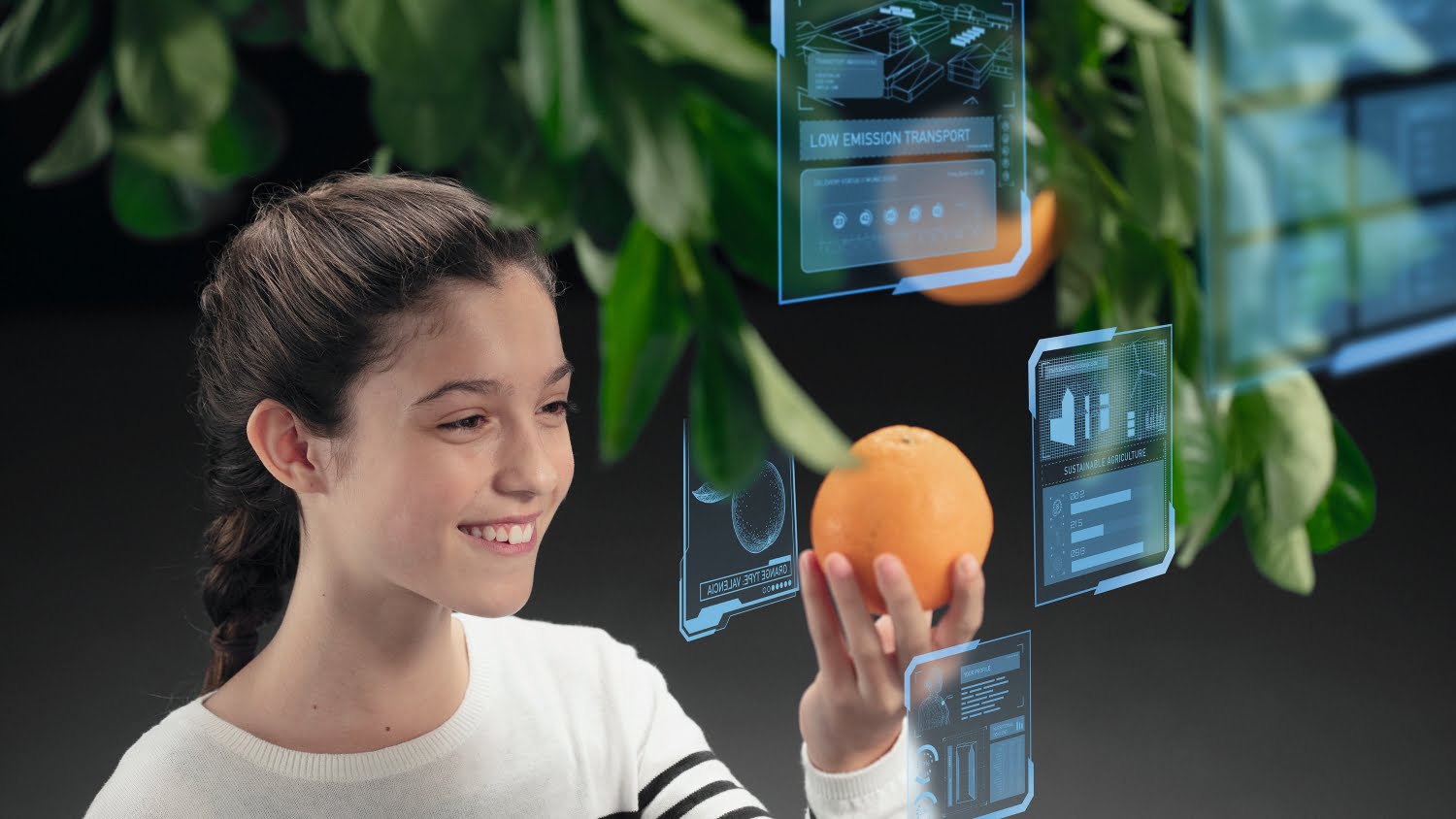 Girl with orange, augmented reality - Distribuição Hoje