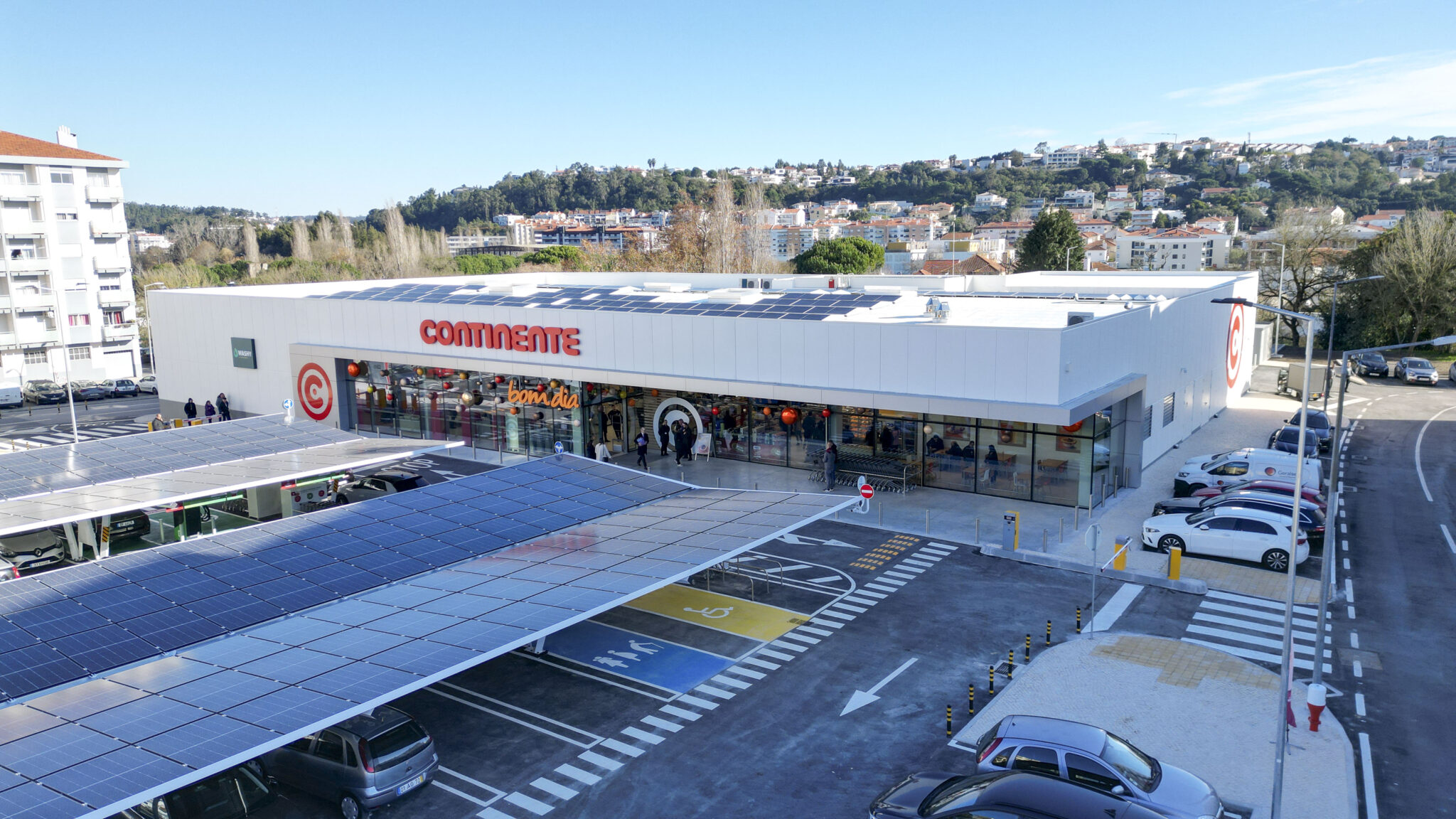 Continente lança loja inteligente em Leiria e investe 6 milhões de euros